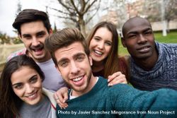 Group of friends looking down at camera and posing - Free Photo (5r2D25 ...