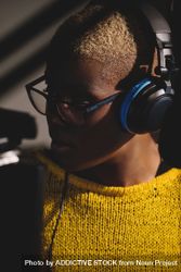 Focused Black female singer in headset - Free Photo (5aX6vd) - Noun Project